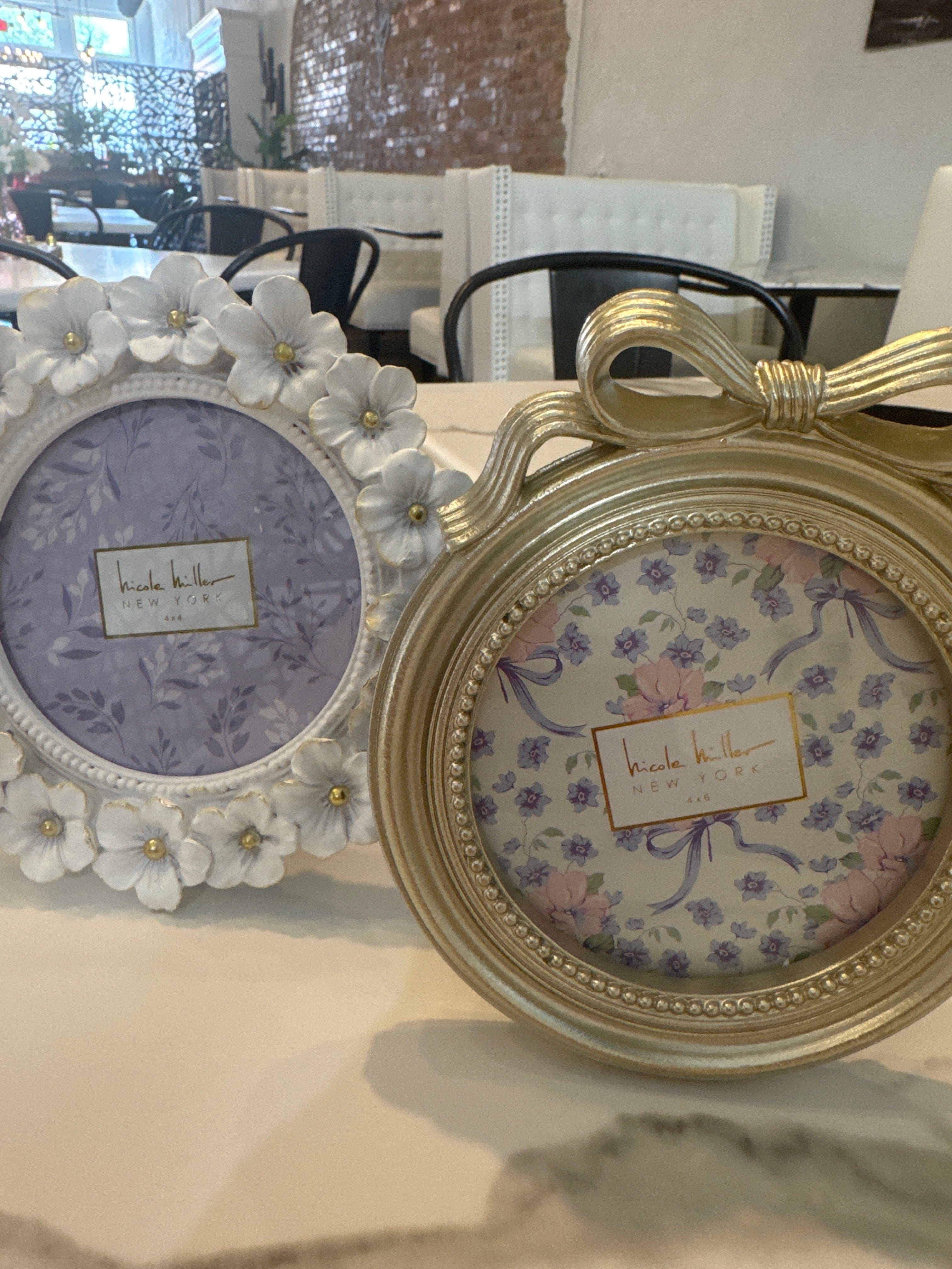 Circle Pic Frame – Sip and Shop Cafe